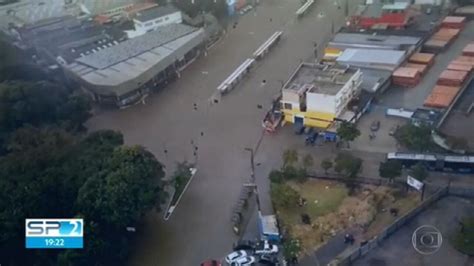 Vídeo Chuva alaga ruas de São Paulo neste sábado SP2 G1