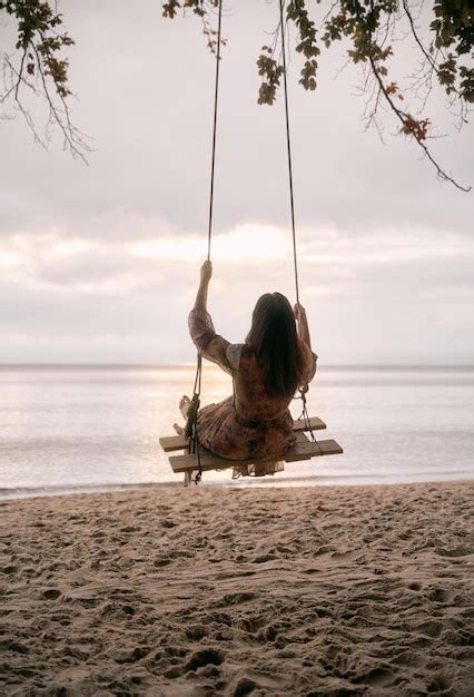 Femme Sur Les Balançoires Sur La Plage De La Mer Concept Des Vacances