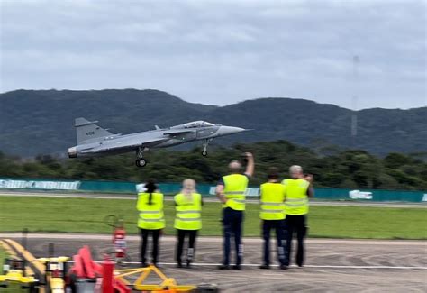 VÍDEO Caças Gripen da FAB decolam do aeroporto de Navegantes em voo