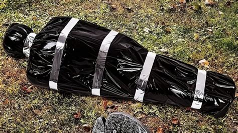 Malas ideas para Halloween 2023 Temu vende cadáver embolsado en 200 pesos
