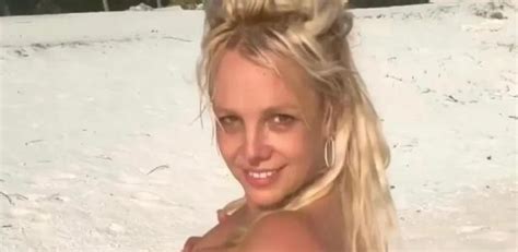 Britney Spears Posa Completamente Nua Em Praia