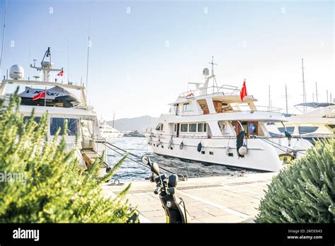 Türkei Marmaris 24 12 2022 Motor und Segelboote Yachten starten im