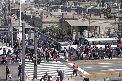 Vecinos De Carabayllo Marchan Hacia Ministerio De Vivienda Para Exigir