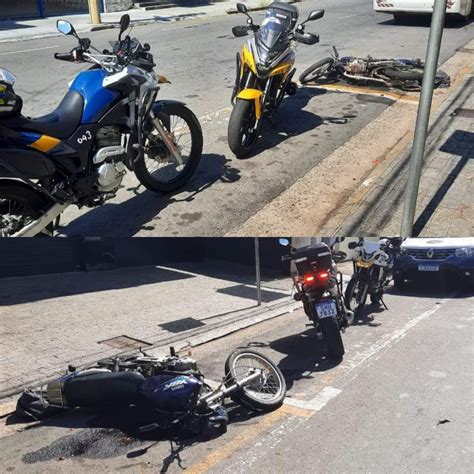 Homem tem surto psicótico e quebra motocicleta da esposa no centro de