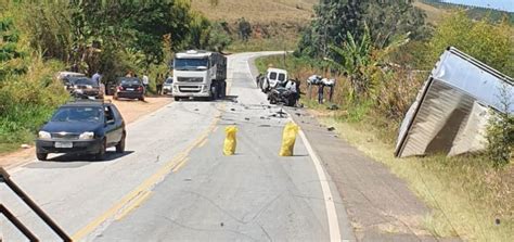 Três pessoas morrem em acidente entre carros e caminhão na MG 179 entre