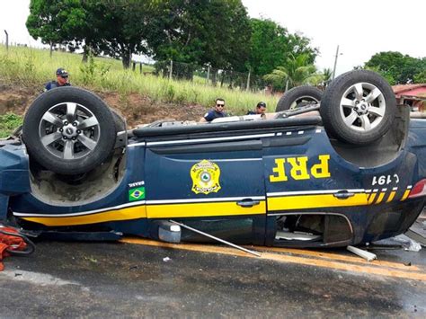 G1 Policiais ficam feridos após viatura da PRF capotar na BR 101 na