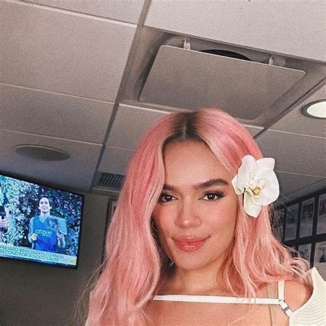 Pin By Mafe On Karol G Peachy Pink Hair Pink Hair Hair Stylist Life