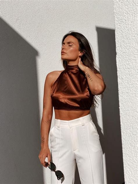15 Outfits con blusitas de satín que te harán vibrar alto