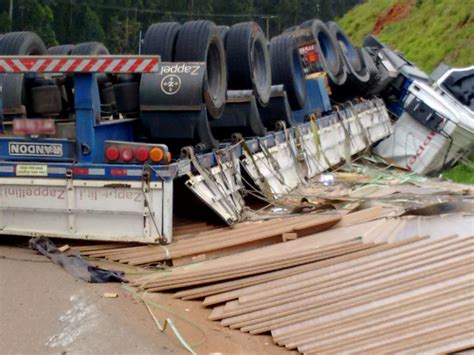 G1 Caminhão que transportava madeira tomba em rodovia de Itararé