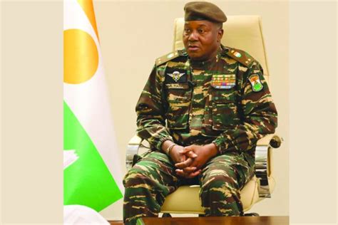 Niger cet allié historique trahit la France et offre à Tiani un