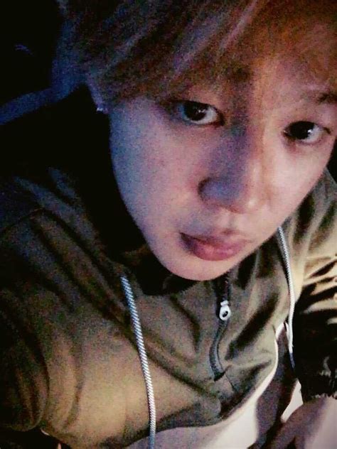 10 Potret Selfie Jadul Jimin BTS Tanpa Makeup Percaya Diri