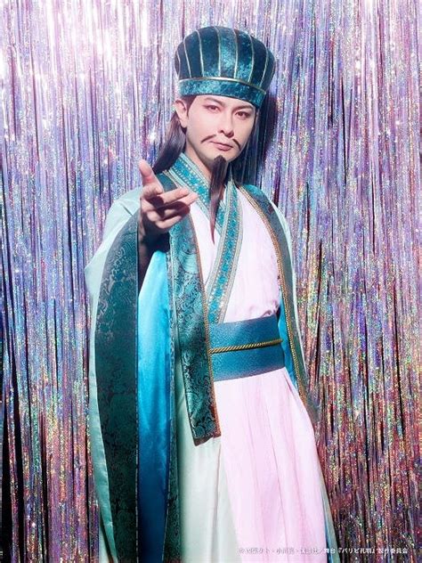 諸葛孔明藤田 玲と月見英子岩田陽葵がスポットライトに照らされる舞台パリピ孔明のキービジュアルが解禁 アニメ総集編の舞台挨拶に