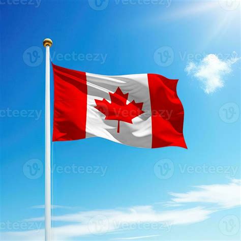 ondulación bandera de Canadá en asta de bandera con cielo antecedentes