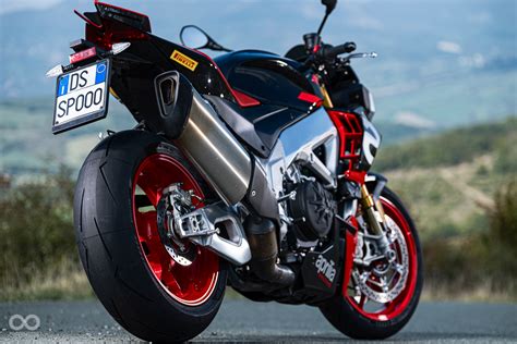 市售最強性能胎 新版大閃電強勢再臨 源自頂尖賽事的完美工藝Pirelli Diablo SUPERCORSA V4 SUPERMOTO8