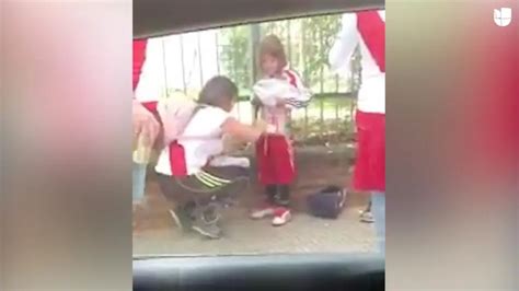 El colmo de la estupidez pegan bengalas en el cuerpo de una niña para