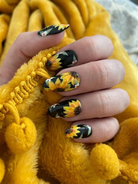 48 Cheerful Sunflower Nails For Your Next Manicure