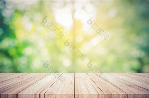 空的木桌上与模糊绿色自然抽象黑色图片 包图网企业站
