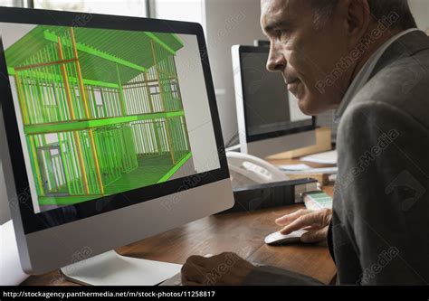 Architekten Diskutieren Ein Gr Nes Bauprojekt Stockfoto