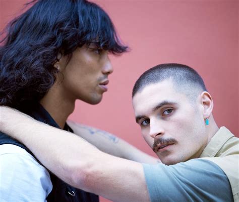 Ama La Libertad Y La Pareja Lgbtq Se Relaja Abraza Y Se Une Contra Una