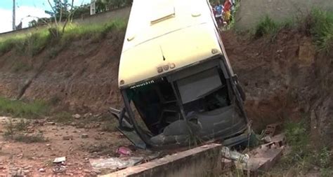 Ônibus cai em ribanceira após bater em muro e passageiros ficam feridos