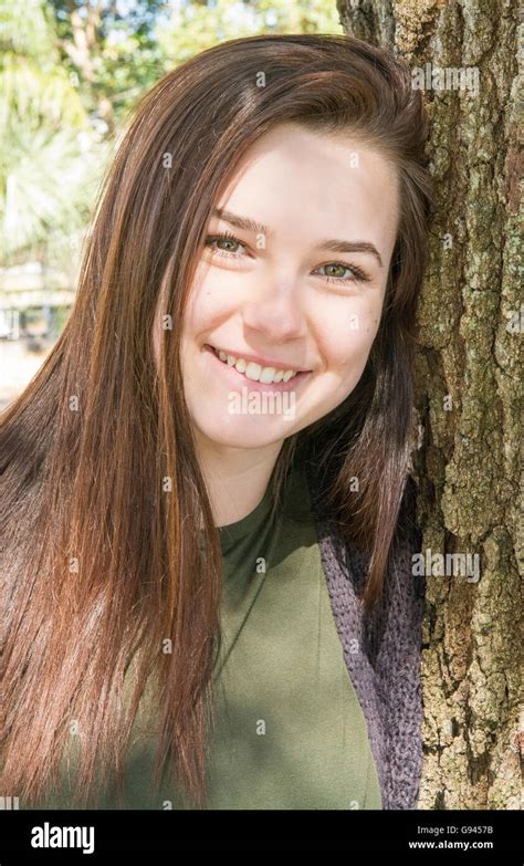 junge Teenager Mädchen 15 Jahre Testimonial Porträt mit Baum glücklich