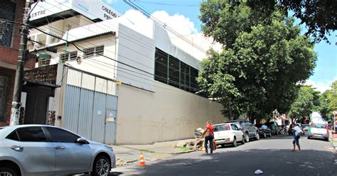 G1 Aluno fica ferido após ser agredido por grupo em frente à escola