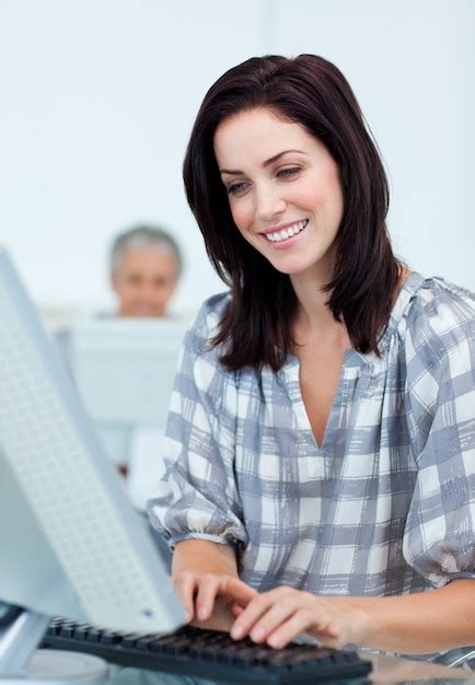 Encantadora Mujer De Negocios Trabajando En Una Computadora Foto Premium