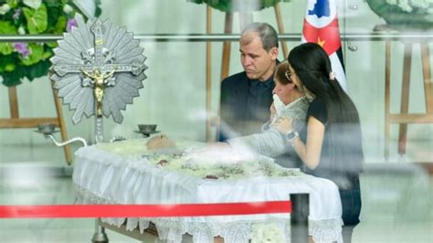 Família e amigos de Agnaldo Rayol se emocionam e choram durante velório