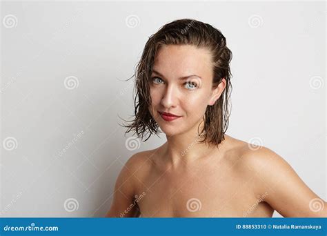 美丽的微笑的妇女年轻人 在空白背景 库存照片 图片 包括有 èé çžæœé æœå å¼åšçš