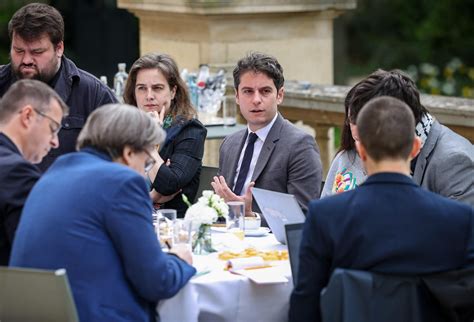 Places en médecine taxe lapin Gabriel Attal fait une série d