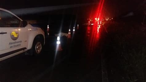 Mulher morre atropelada por caminhão ao tentar atravessar rodovia sem