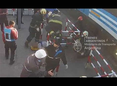 VIDEO Imprudencia en las vías un hombre fue embestido por el Tren