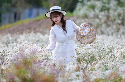 Bộ sưu tập hình ảnh cô gái cầm hoa đẹp Tận hưởng Cực Chất với hơn 999