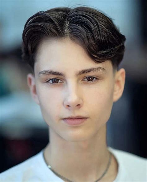 8 Inspirasi Potongan Rambut 2 Jari Bikin Penampilan Simple Tapi Elegan