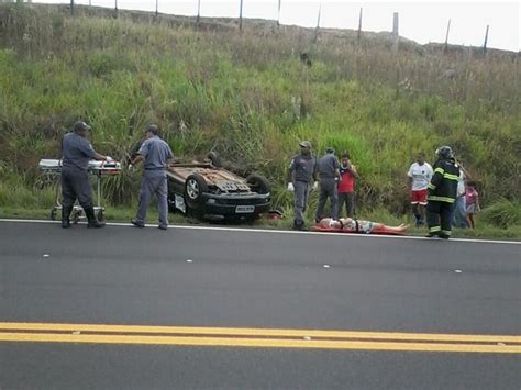 G1 Seis pessoas ficam feridas após carros capotarem em Marília