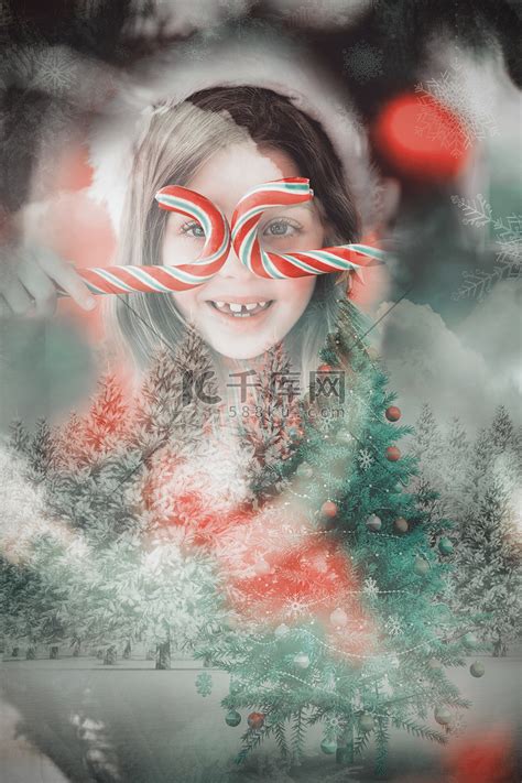 戴着圣诞帽拿着拐杖糖的快乐小女孩的合成图像高清摄影大图 千库网