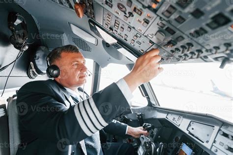vue de côté un pilote professionnel est dans le cockpit conception du