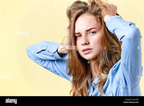 Angustiada Joven Adolescente Pelirroja Con Pecas Tirando De Su Cabello