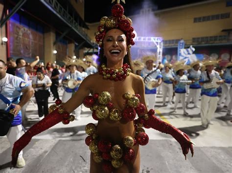 Sabrina Sato Usa Look Natalino Para Ensaio De Carnaval