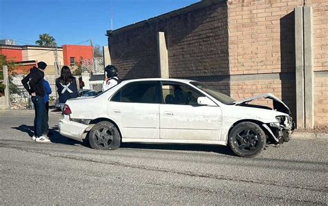Conductor ebrio provoca choque múltiple en la Gómez Morín e intenta huir