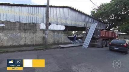 Caminhão desgovernado atinge muro de escola em Belo Horizonte Minas
