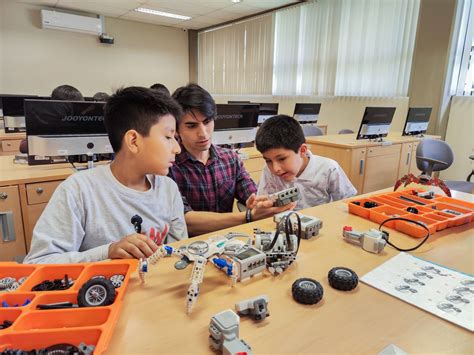 UNI vuelve a dictar talleres presenciales de robótica para escolares