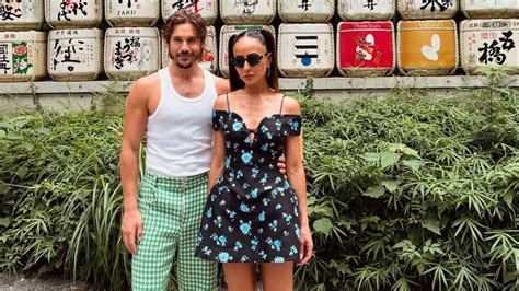Sabrina Sato abre álbum de fotos no Japão e sapato fashionista chama a