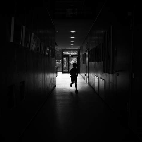 무료 이미지 빛 검정색과 흰색 화이트 밤 그림자 어둠 검은 단색화 조명 모양 흑백 사진 필름 누아르