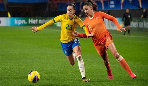 Sob comando de nova técnica seleção brasileira feminina de futebol