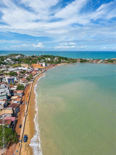 Imagem aérea de obras de engorda da faixa de areia da Praia de Meaípe