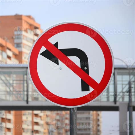 Prohibido girar a la izquierda señal de tráfico con flecha tachada a