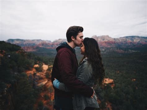 Qué significa que un hombre te bese la frente Actitudfem