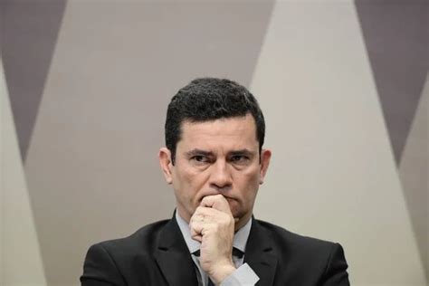 Relator vota contra cassação do mandato de senador de Política