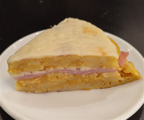 Tortilla de patata rellena de jamón y queso Manolita Café Bar